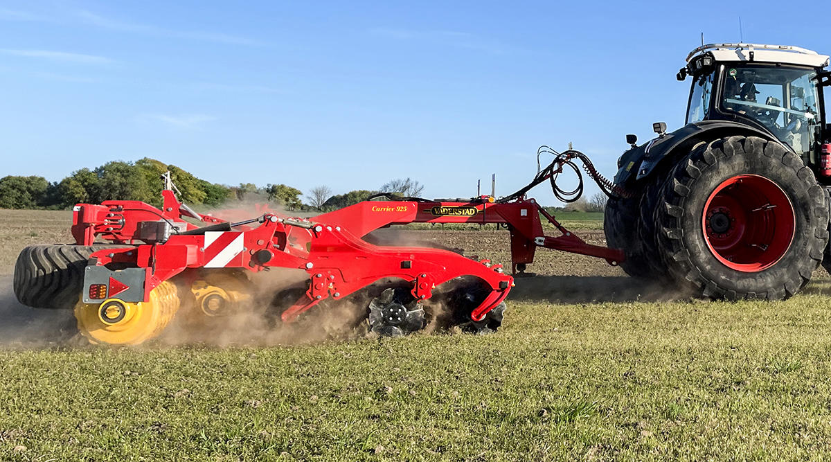 Carrier 925 fitted with three disc axles with CrossCutter Disc | Väderstad